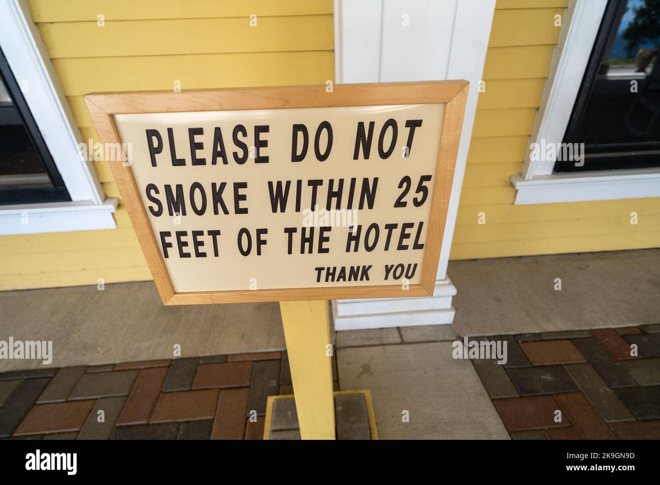 No smoking within 25 feet of hotel sign placed outside Stock Photo - Alamy