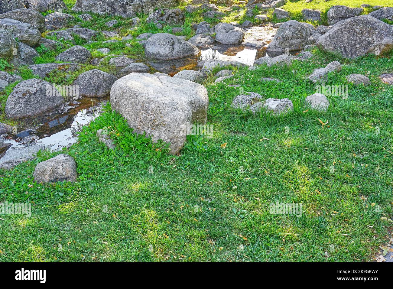 Water between stones hi-res stock photography and images - Alamy