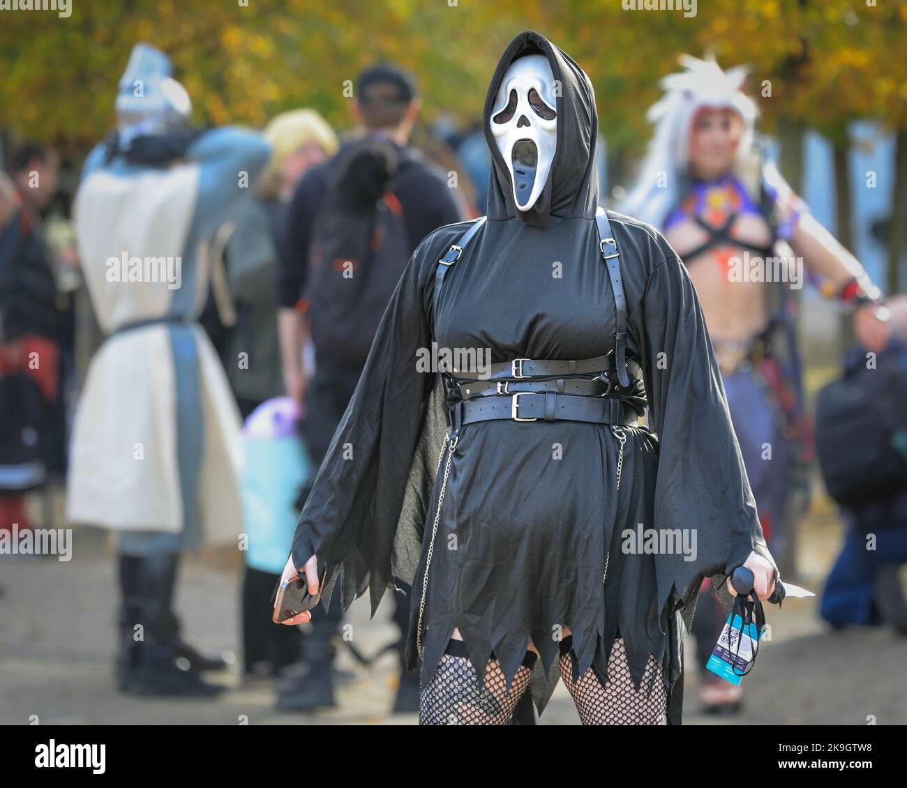 London, UK. 28th Oct, 2022. Ghostface from the Scream franchise walks ...