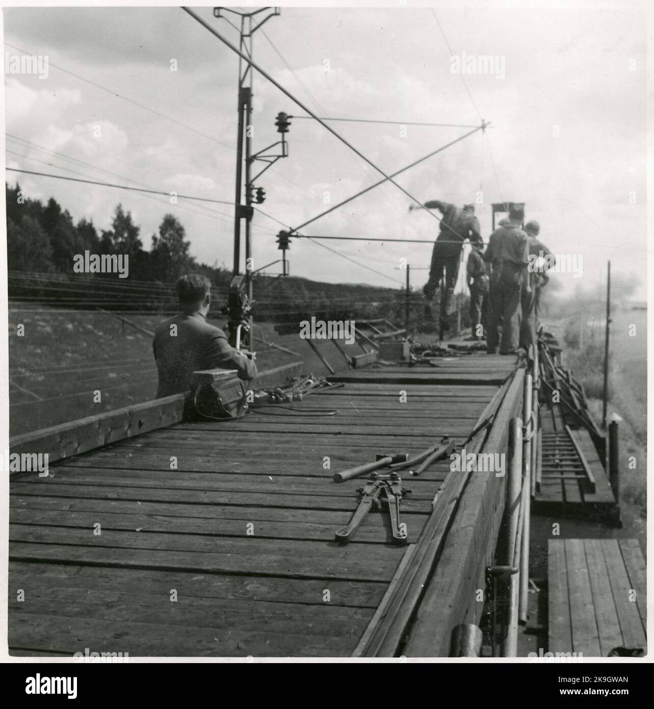 The electrification of the Ånge - Sundsvall route. Threading work is ...