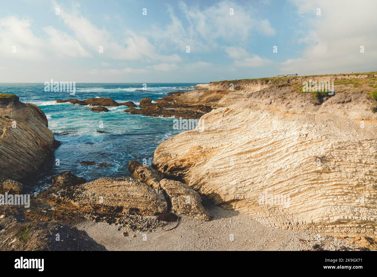 Rocky cliffs on the beach and dramatic ocean view in Montana de Oro ...