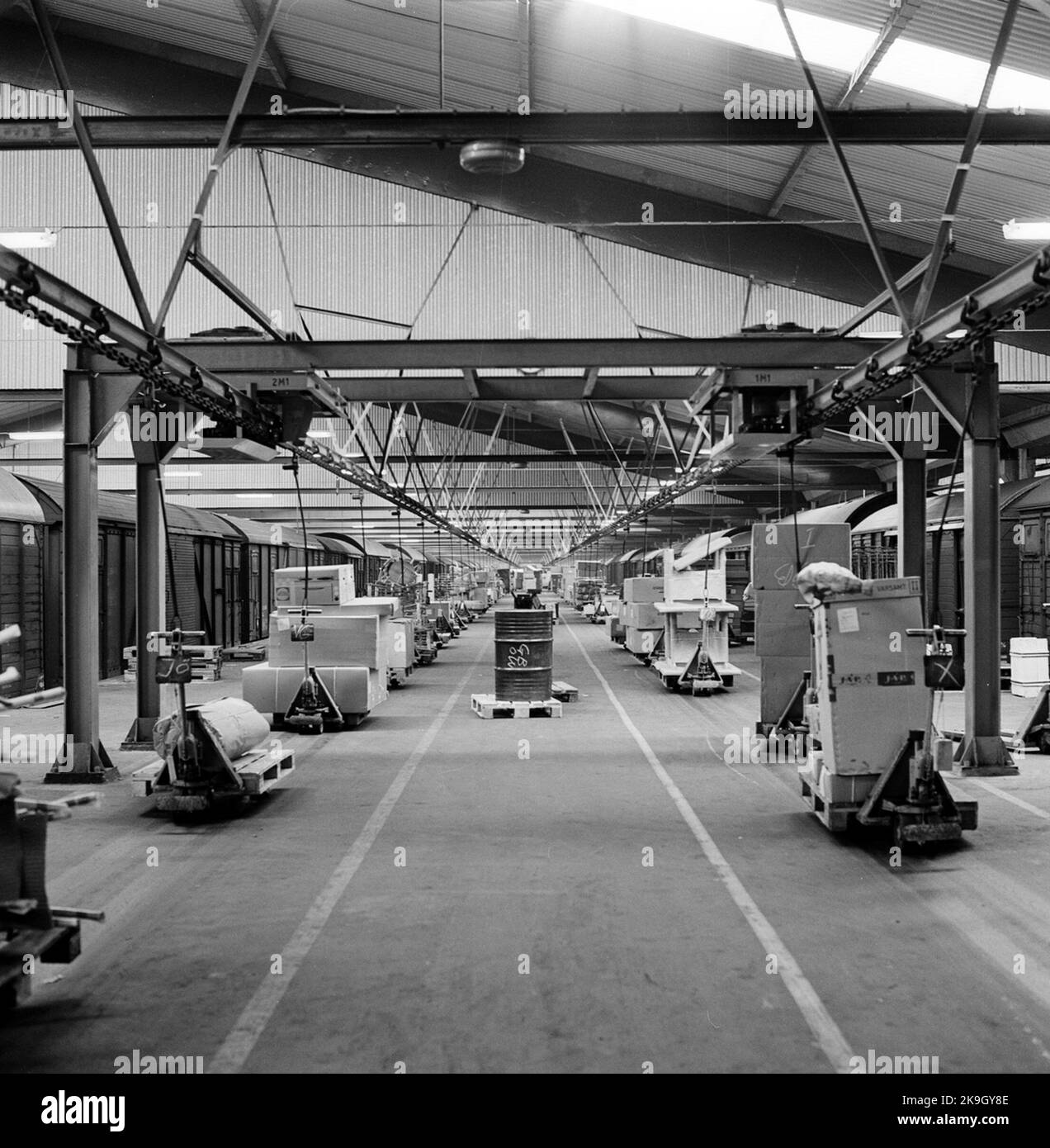 Freight terminal. New freight magazine. Travers for moving pallet ...