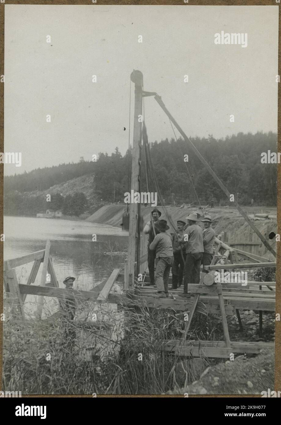 Double track building between Alingsås - Olskroken. Spoon for road gate ...