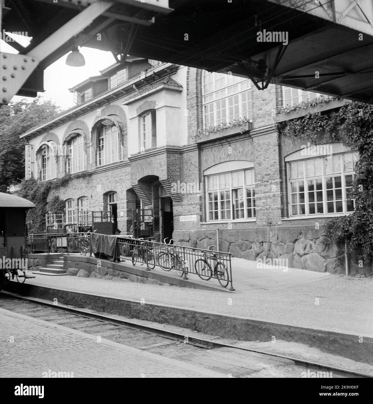 Alvesta railway station. On the track, an older passenger car can be ...