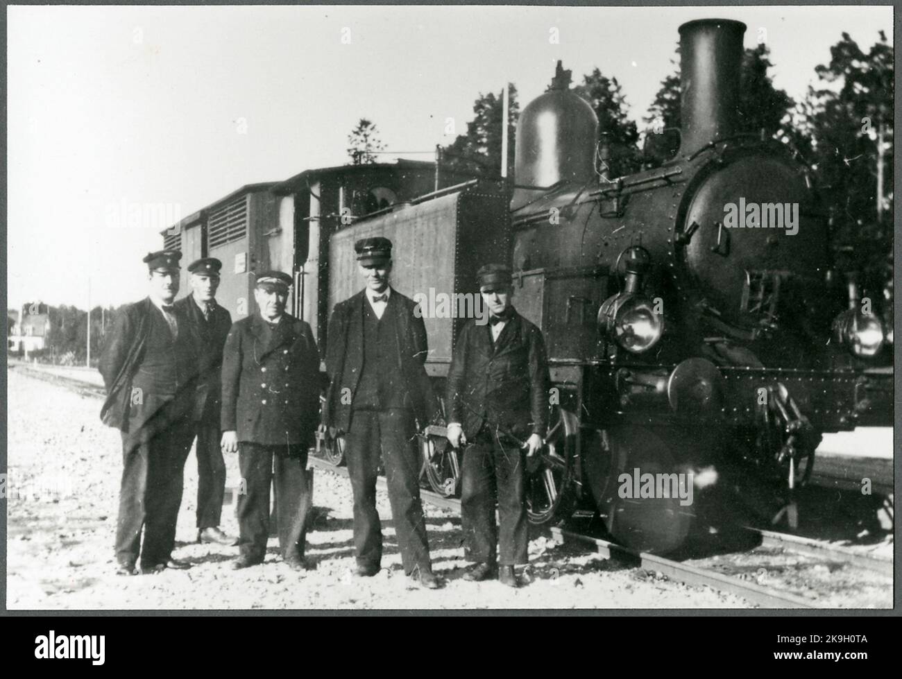 Steam Lock UGJ E 7 "powerful" with staff at Strömsberg Stock Photo - Alamy