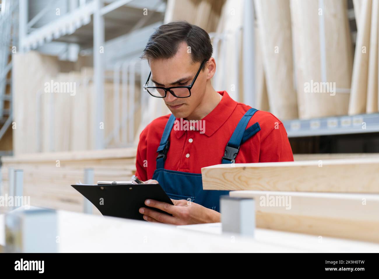 floor coverings store supervisor making notes on the clipboard Stock ...