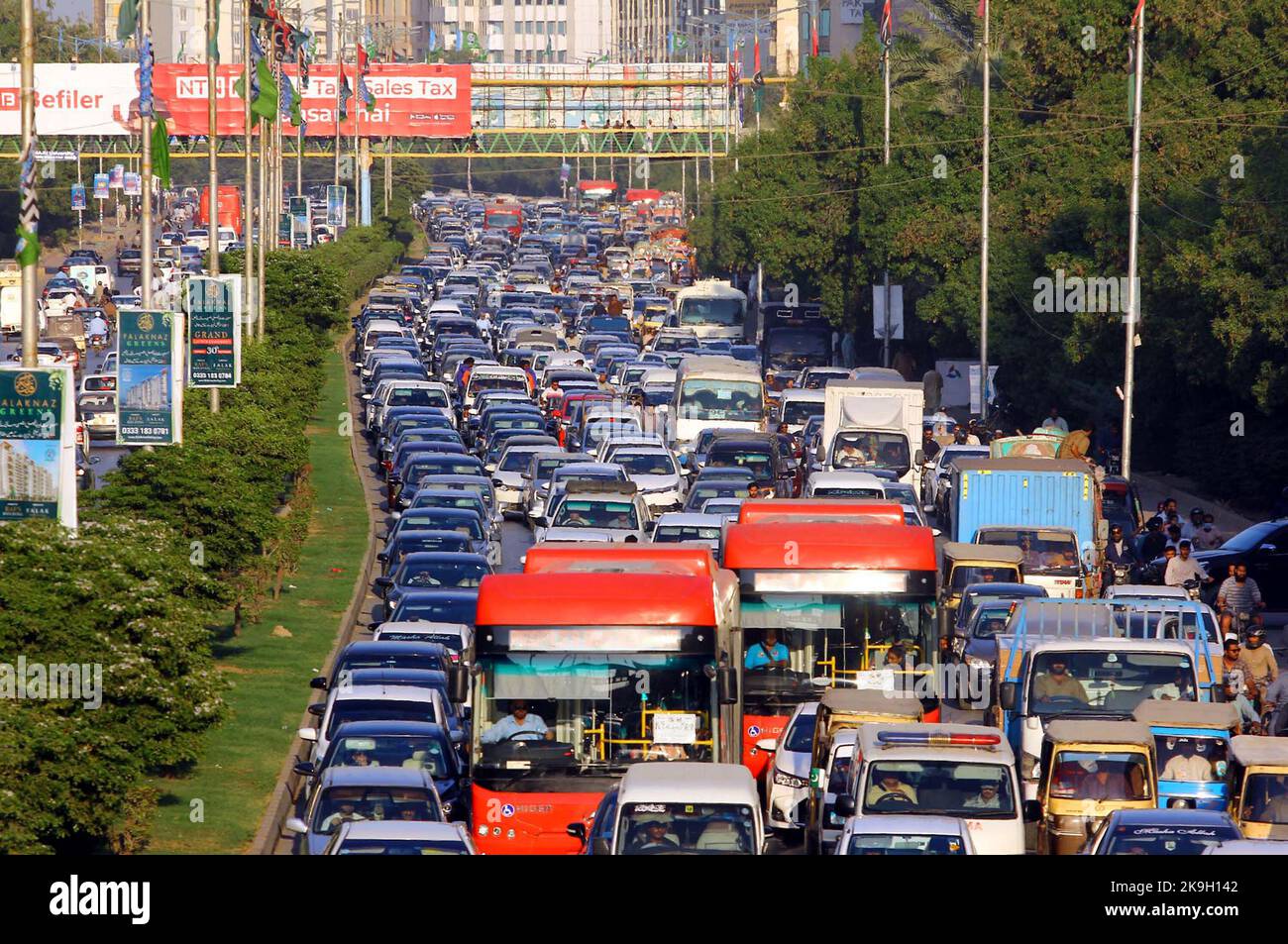 Hyderabad, Pakistan. 28th Oct, 2022. A large number of vehicles stuck ...