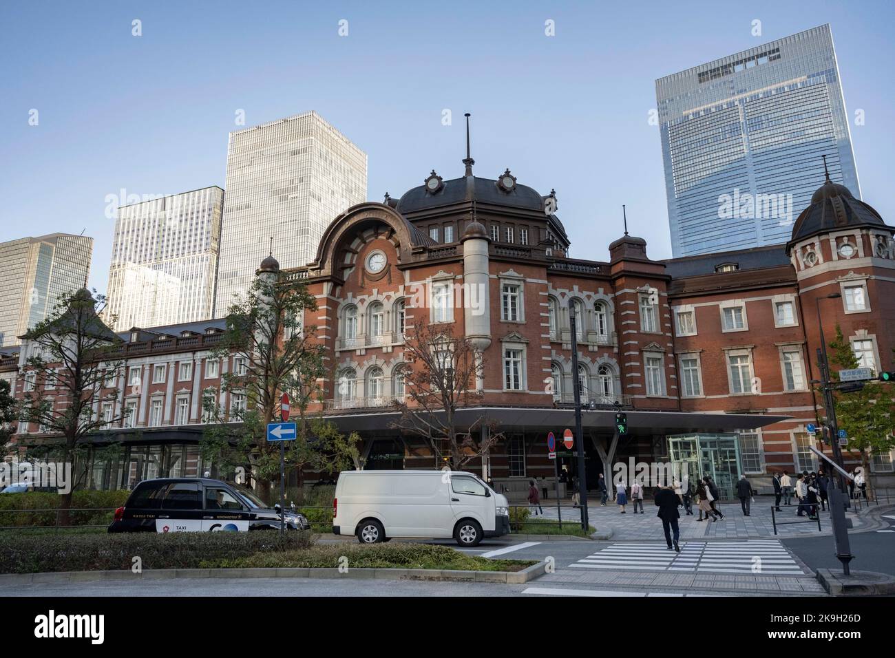 Tokyo, Japan. 28th Oct, 2022. The JR lines at Tokyo Station, the major ...