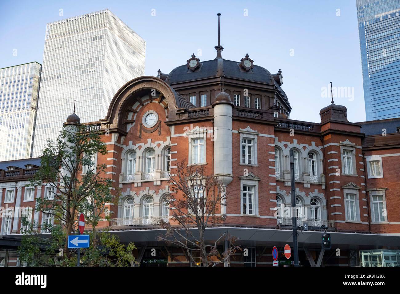 Tokyo, Japan. 28th Oct, 2022. The JR lines at Tokyo Station, the major ...