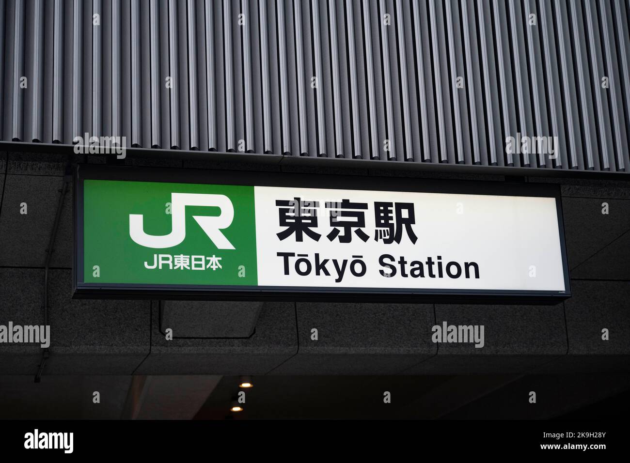 Tokyo, Japan. 28th Oct, 2022. The JR lines at Tokyo Station, the major ...