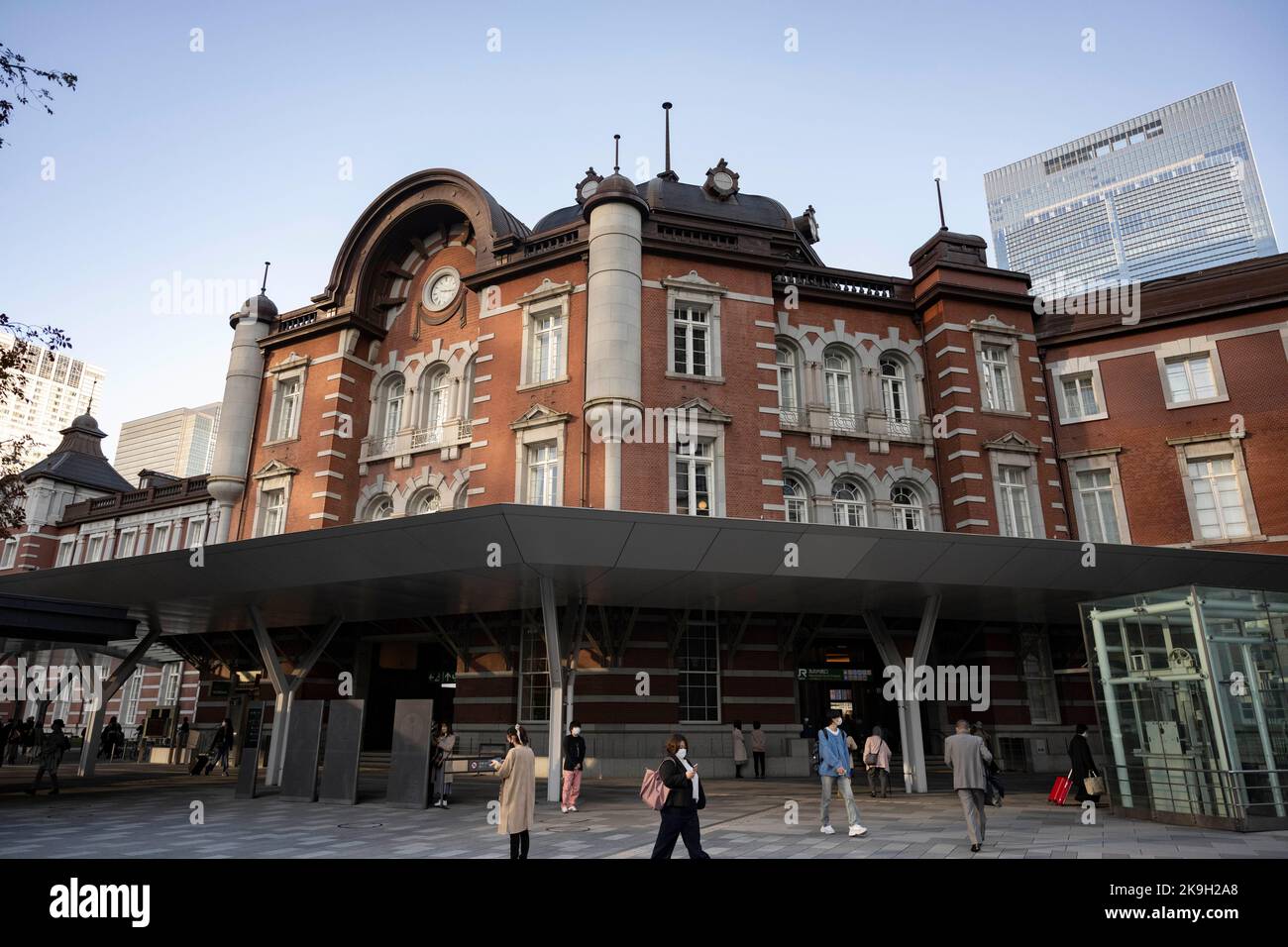 Tokyo, Japan. 28th Oct, 2022. The JR lines at Tokyo Station, the major ...