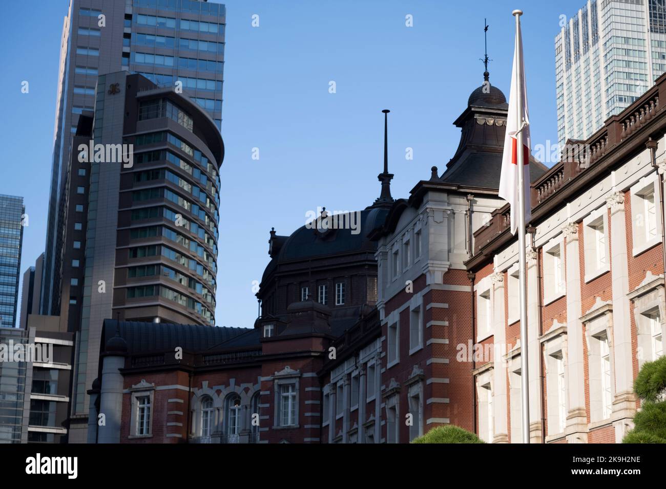 Tokyo, Japan. 28th Oct, 2022. The JR lines at Tokyo Station, the major ...
