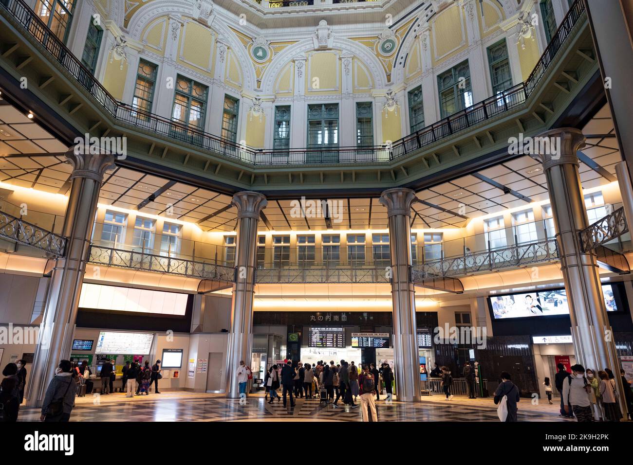 Tokyo, Japan. 28th Oct, 2022. The JR lines at Tokyo Station, the major ...