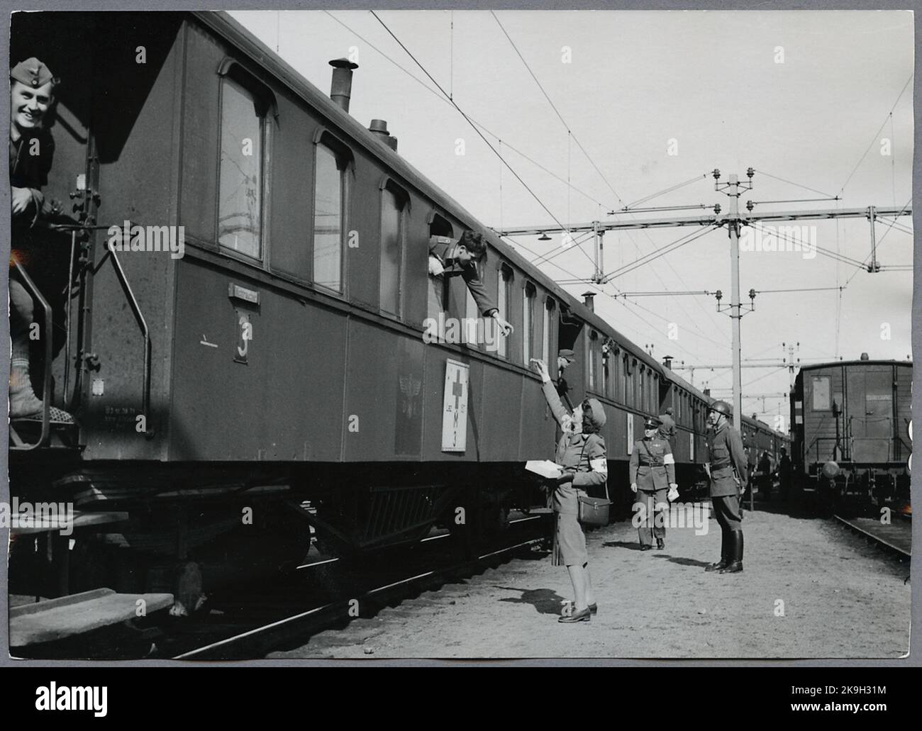 Red cross sister awards supplies to injured German soldiers, who are ...