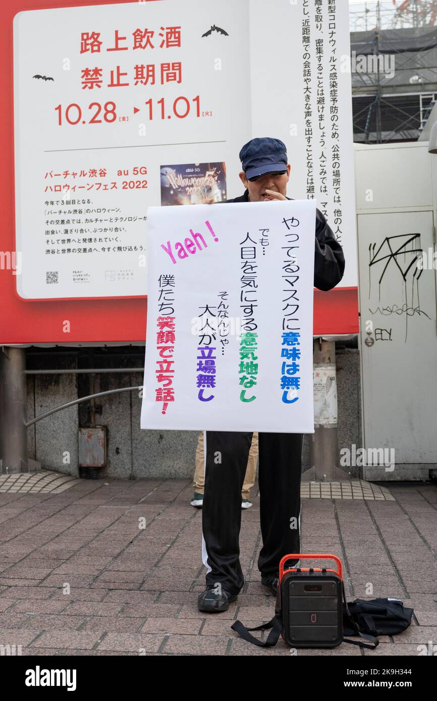 Tokyo, Japan. 28th Oct, 2022. An Anti-Mask protester free-style raps ...