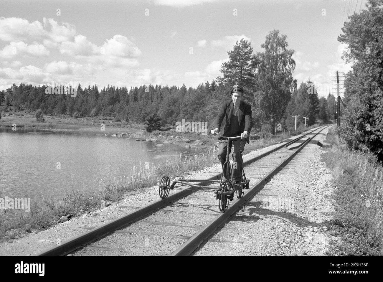 Tramp dressin. The Vislanda-Ljungby line on Lake Tjurken Stock Photo ...