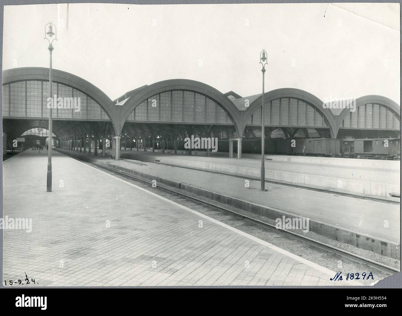 Platforms and railway hall at Malmö Central Station Stock Photo - Alamy