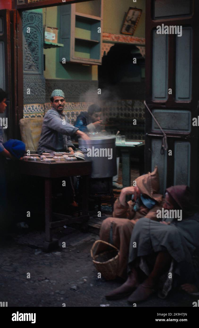 PUESTO DE COMIDA Y RESTAURANTE. Location: EXTERIOR. FEZ Stock Photo - Alamy