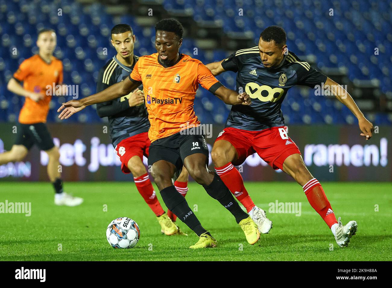 Deinze, Belgium. 28th Oct, 2022. Deinze's Achraf El Bouchataoui and ...