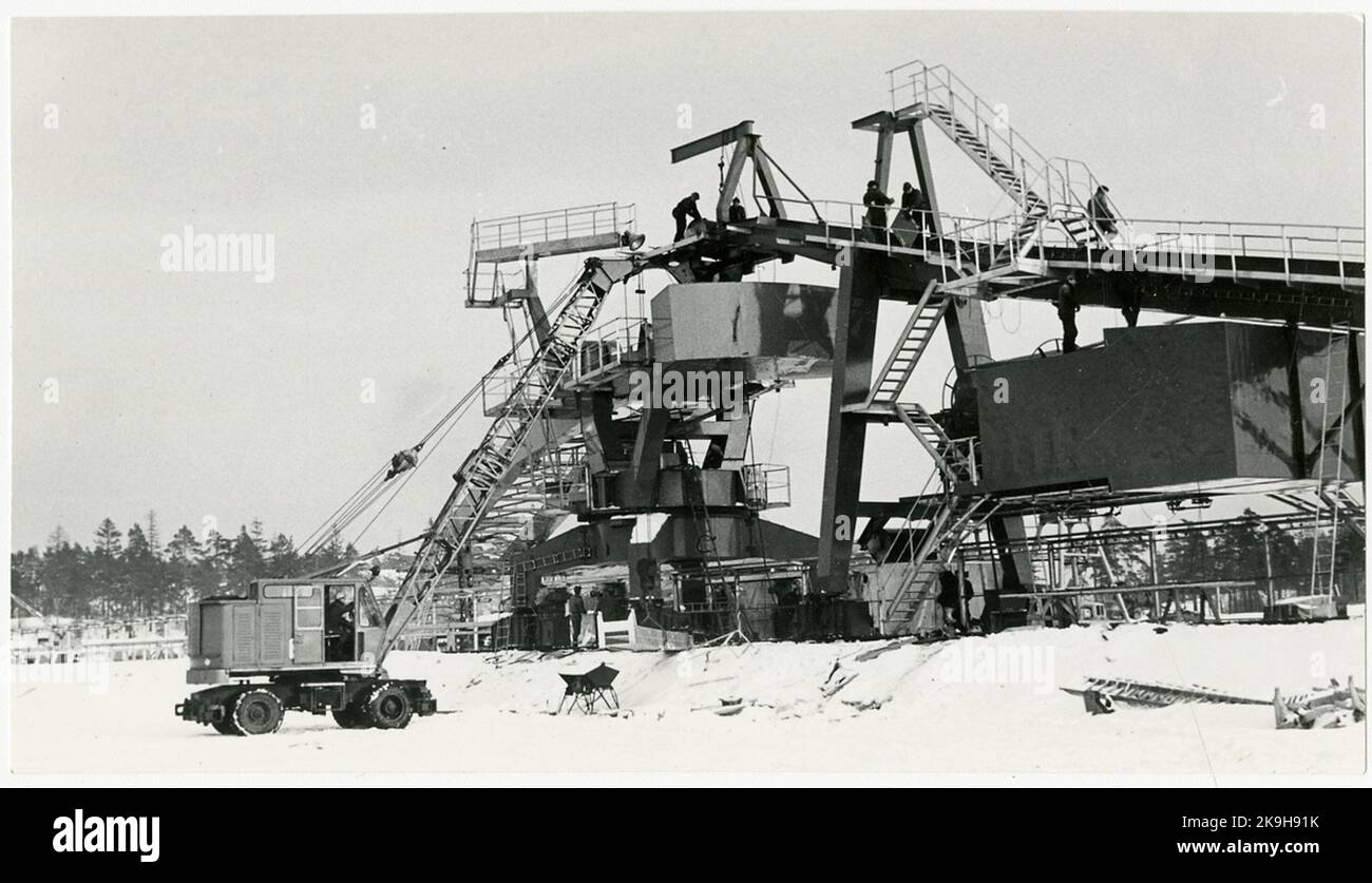 Mounting band loaders in port Stock Photo - Alamy