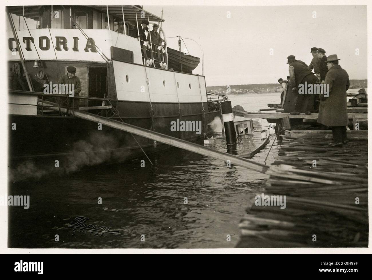 Breakage of the steamboat "Lövholmen", with the help of the steam ...