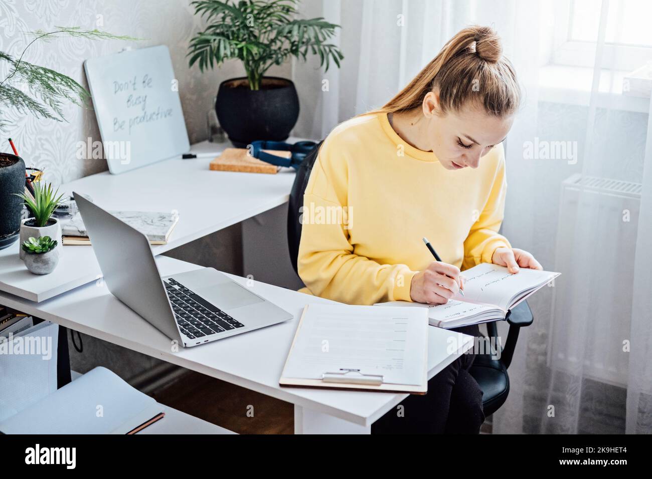 Flexible working, flexible work. Young woman freelancer working at home ...