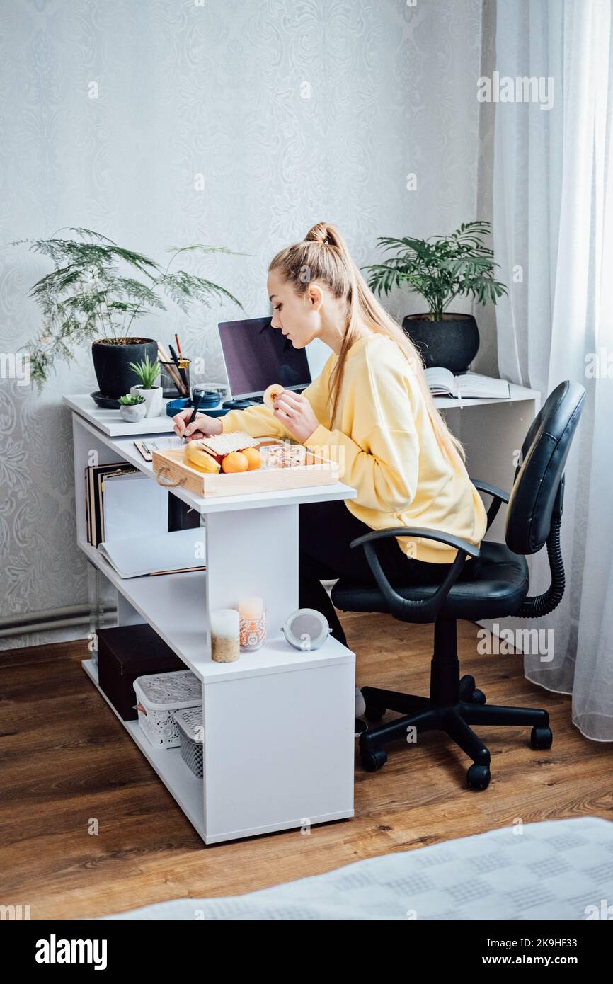 Flexible working, flexible work. Young woman freelancer working at home ...