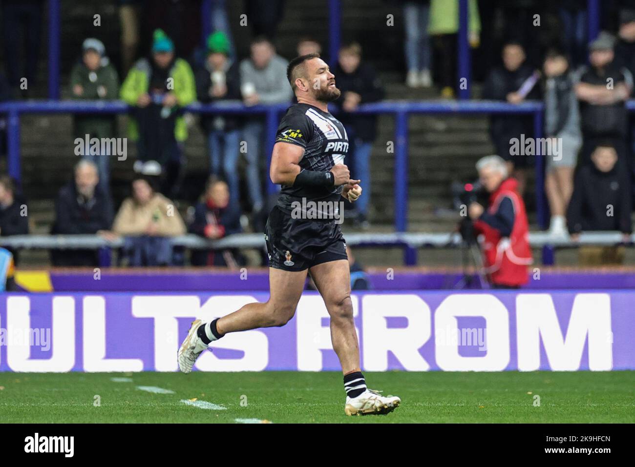 Leeds, UK. 28th Oct, 2022. Jared Waerea-Hargreaves is sin-binned by ...