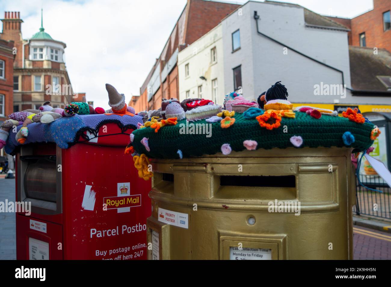 Maidenhead, Berkshire, UK. 28th October, 2022. Cheery Autumnal knitted ...