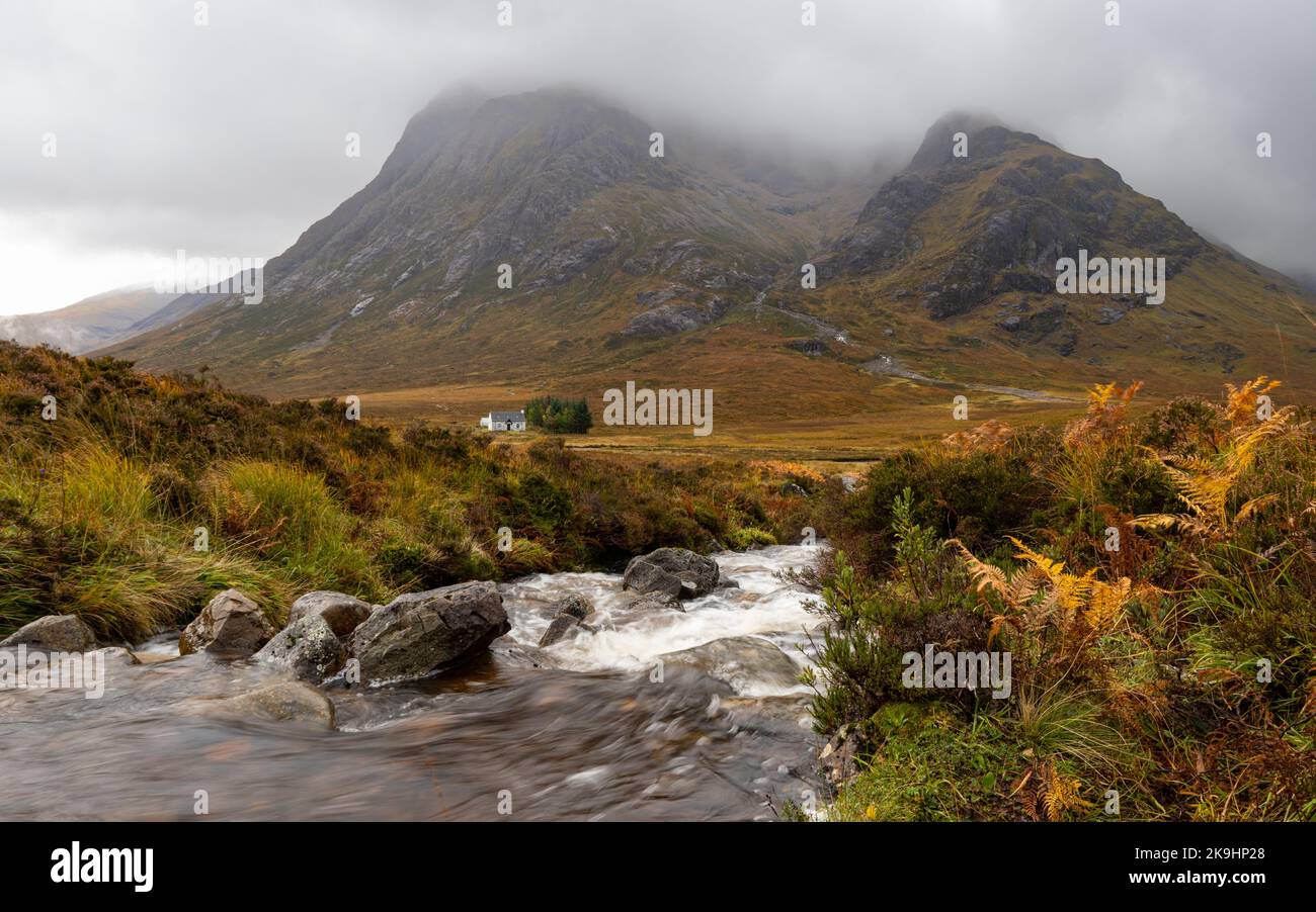 Lagangarbh Hut at the base of Buachaille Etive Mor in autumn - Glen Coe ...