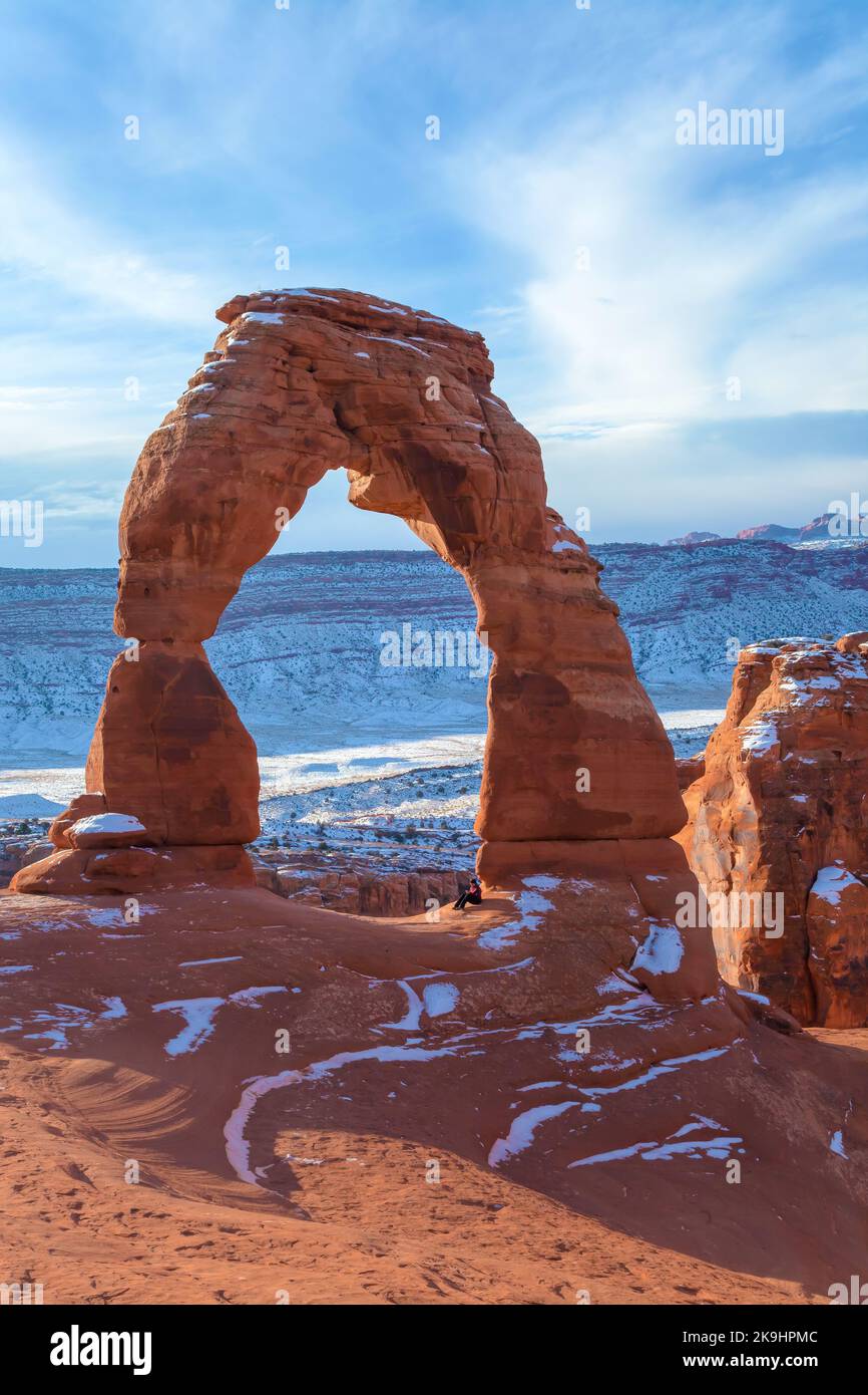 A stunning photograph captures the iconic Delicate Arch in Arches ...