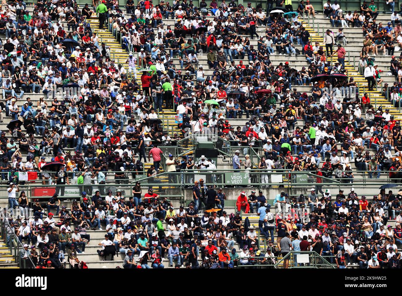 Mexico City, Mexico. 28th Oct, 2022. Circuit atmosphere - fans in the ...