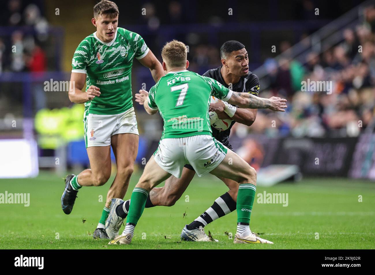 Leeds, UK. 28th Oct, 2022. Ronaldo Mulitalo of New Zealand is tackled ...