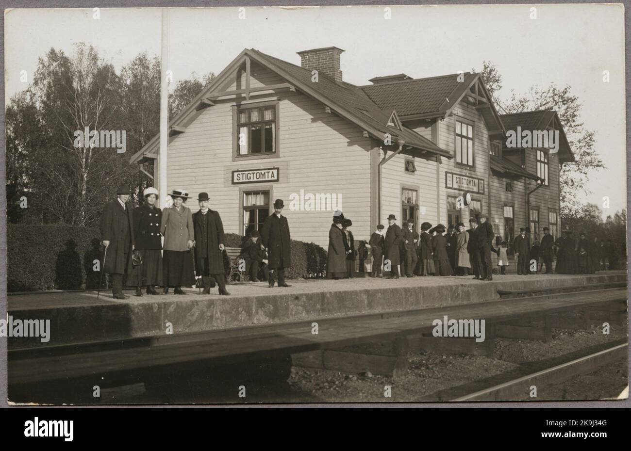 Track side of station with travelers Stock Photo - Alamy