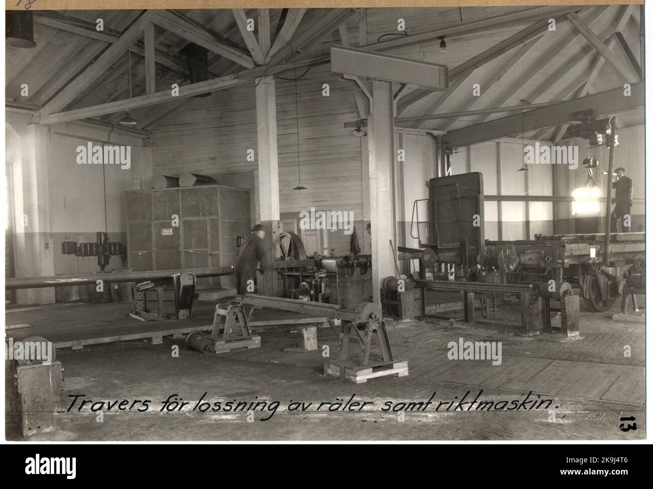 Travers for unloading rails and a guideline at the rail adjustment ...