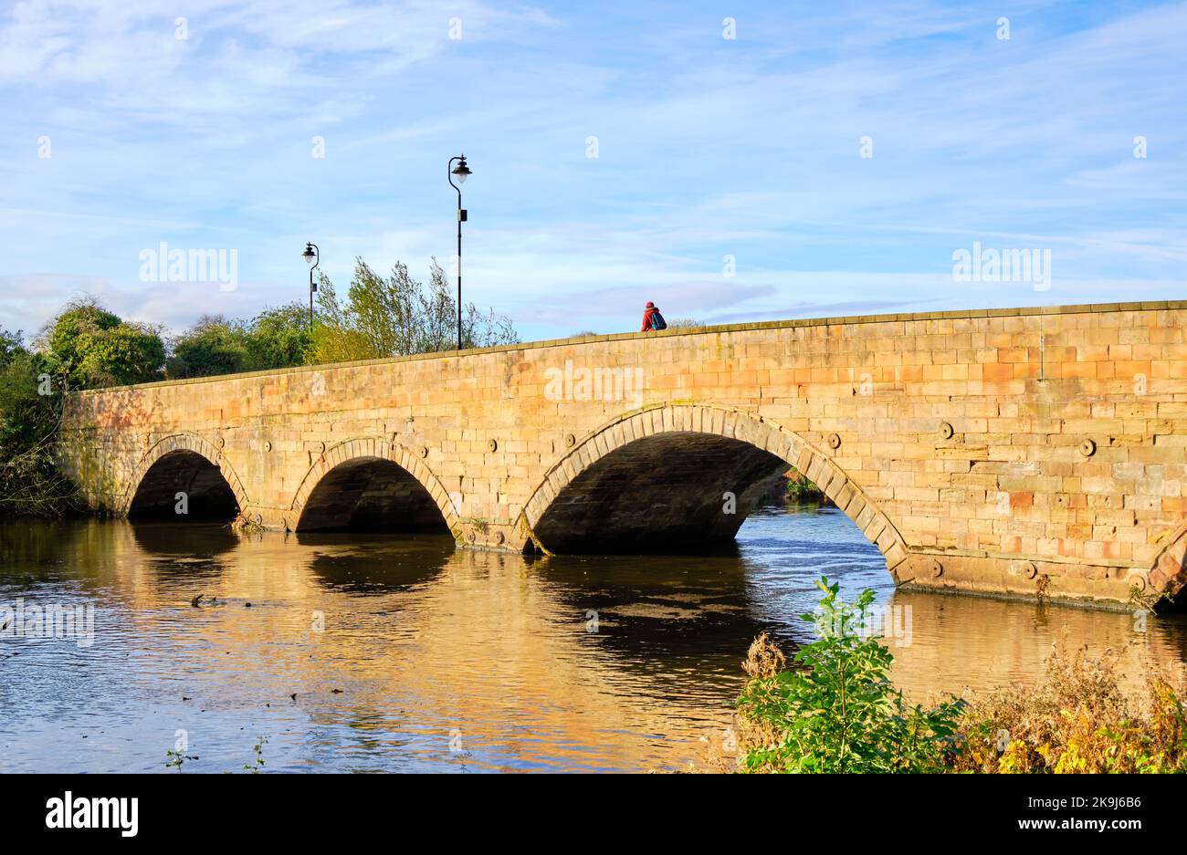 Low arched bridge over a river in Tamworth, UK Stock Photo - Alamy