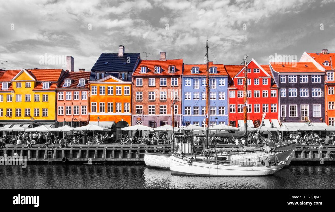 Scenic summer view of color buildings and boats of Nyhavn in Copenhagen ...