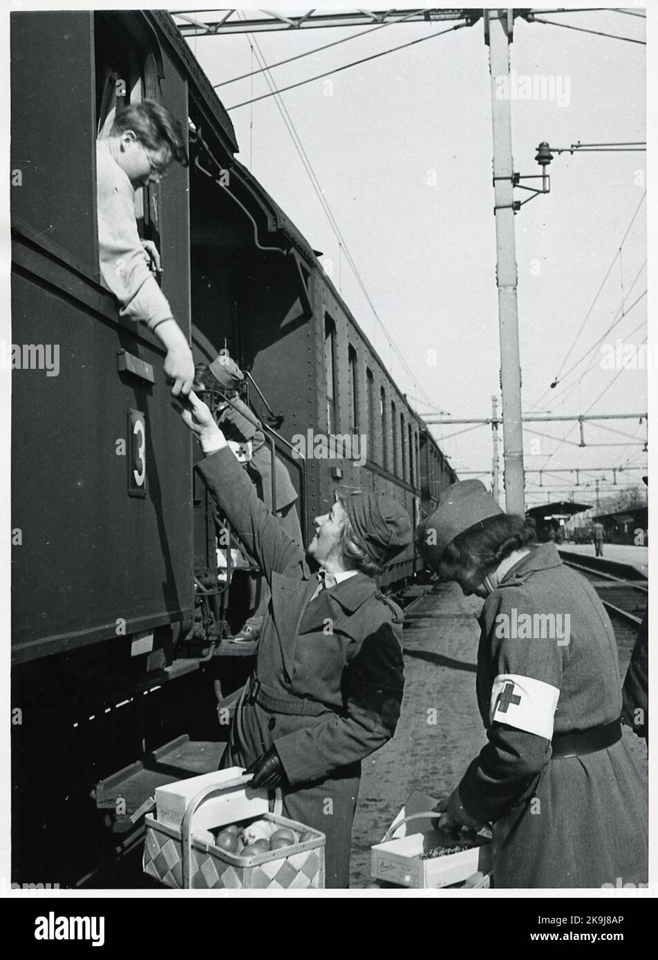 A Red Cross sister and a Lotta over -cover supplies to injured German ...