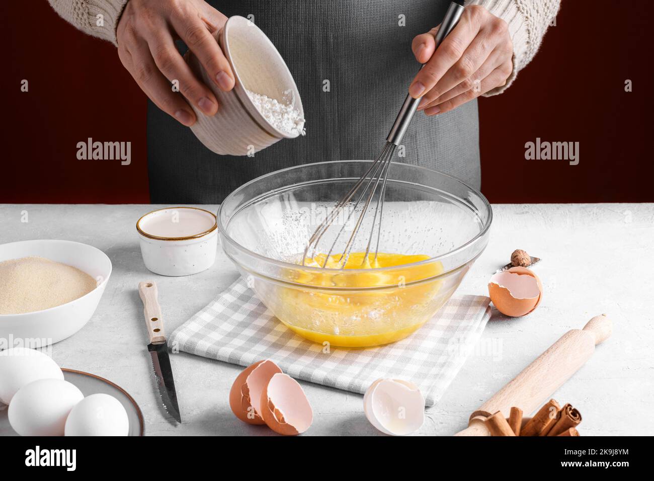 Flour pour hi-res stock photography and images - Alamy