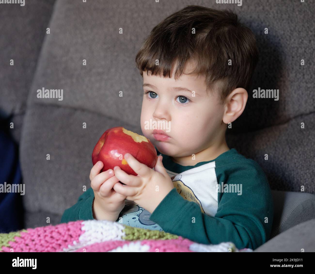 Boy eating apple hi-res stock photography and images - Alamy
