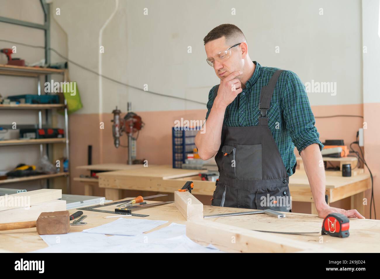 Portrait of a handsome male carpenter in the workshop Stock Photo - Alamy