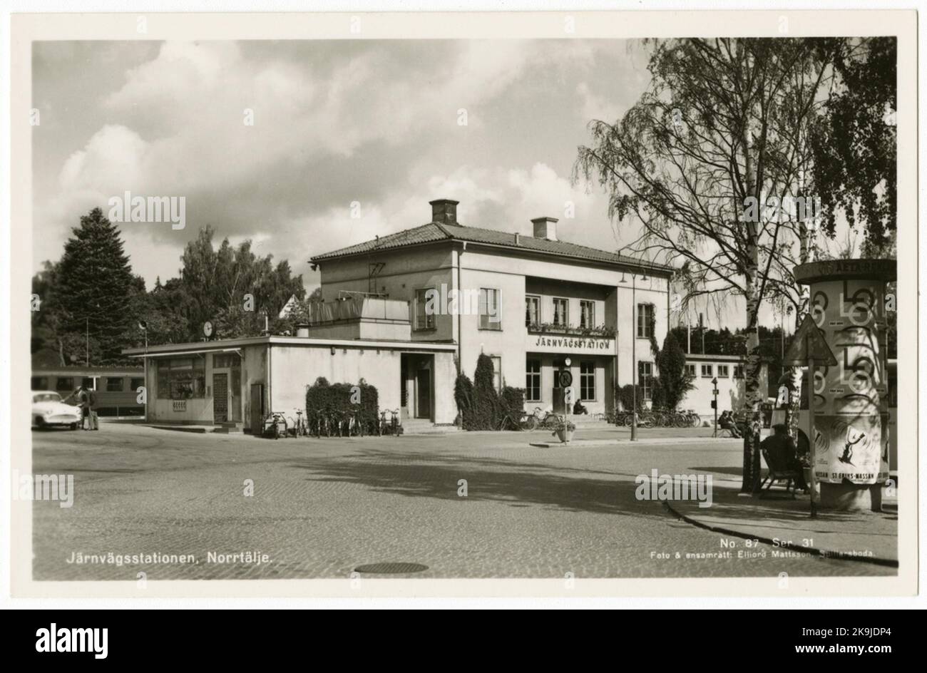 Railway train in station Cut Out Stock Images & Pictures - Alamy