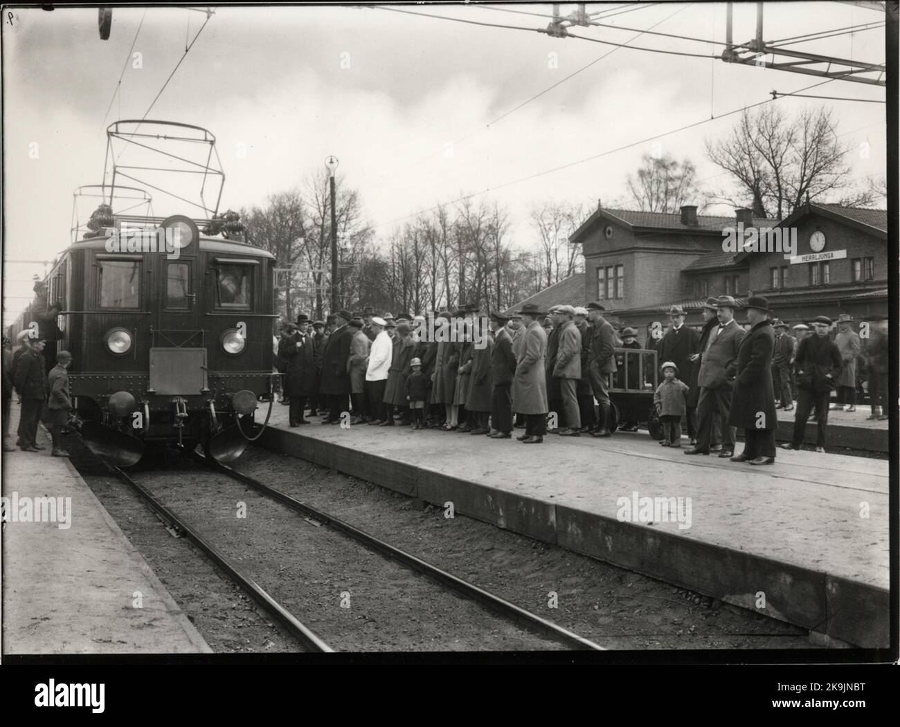 The State Railways, SJ DS 102. First electric train at Herrljunga ...