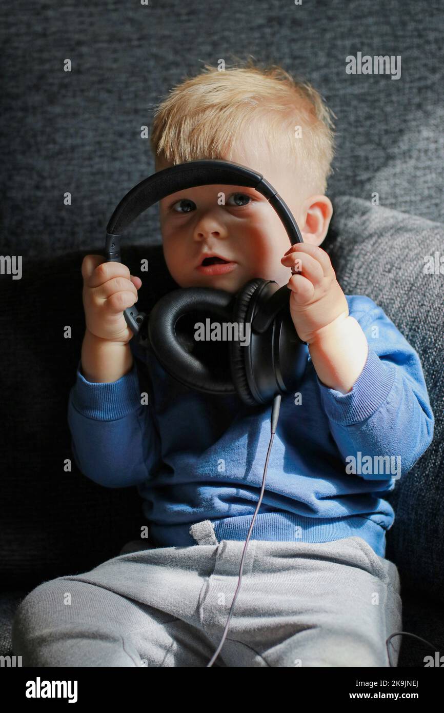 Boy with headset hi-res stock photography and images - Alamy