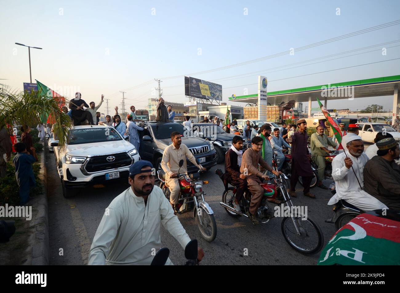 Peshawar, Pakistan. 28th Oct, 2022. Activists of opposition party ...