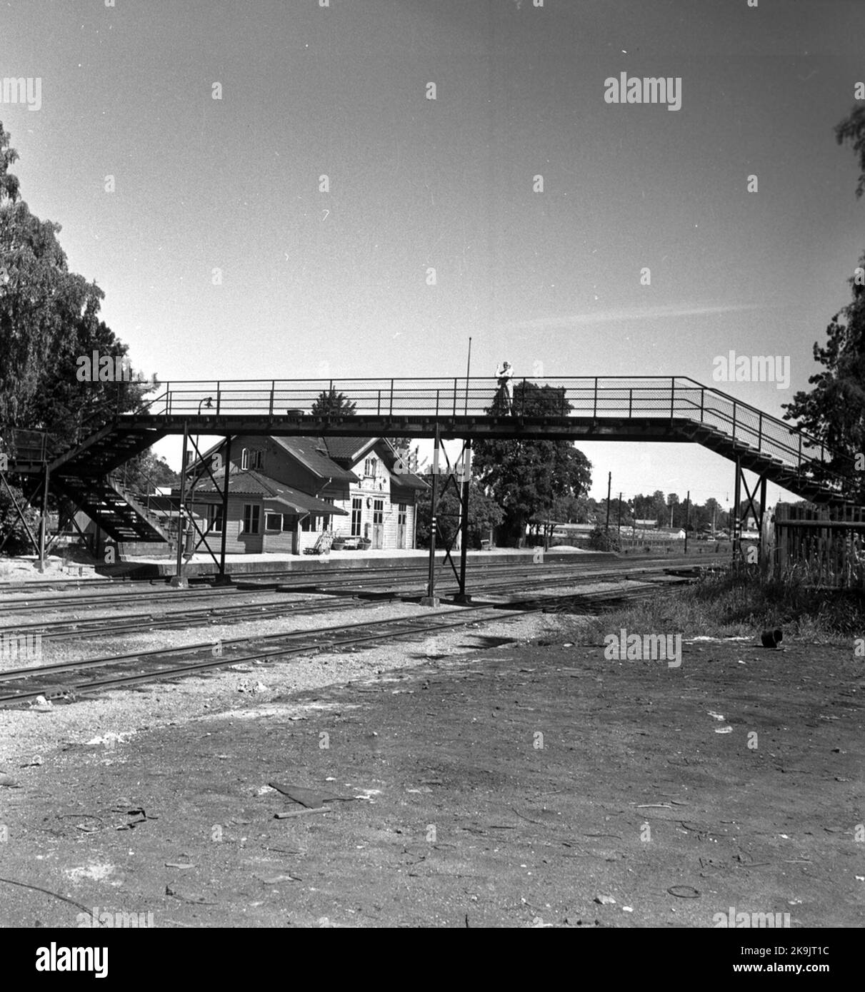 Walking bridge over yard Stock Photo - Alamy