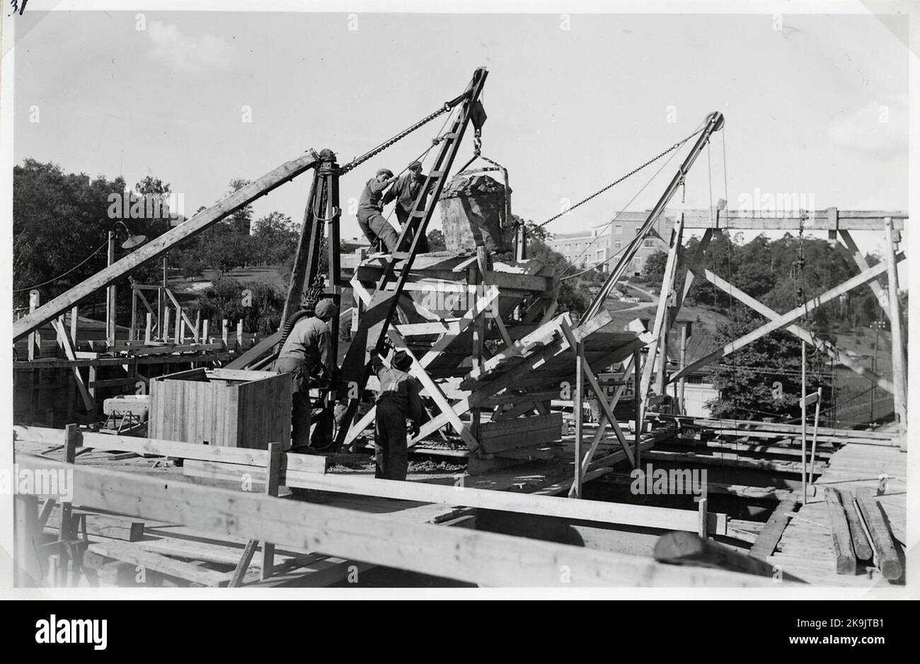 The construction of a new railway vigor across Norrtullsgatan ...