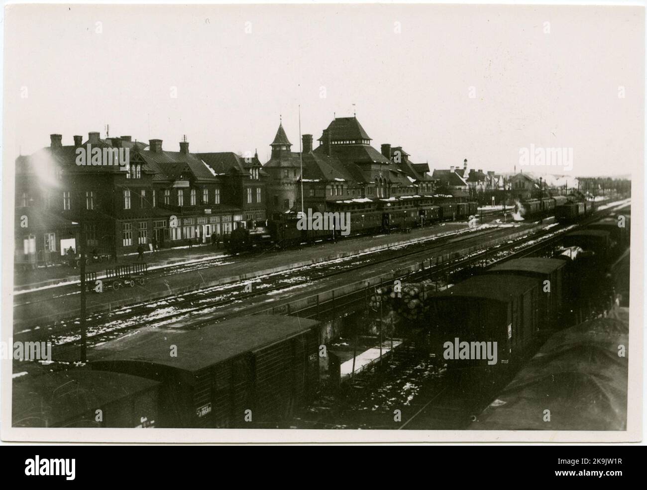 Posts Rest on the southern platform between tracks 2 and 3. The photo ...