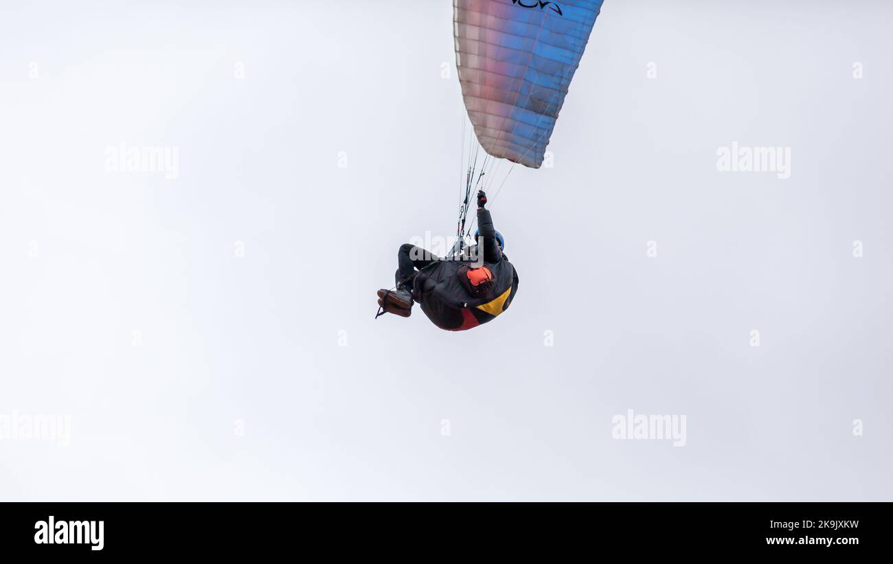 Parachute landing fall hi-res stock photography and images - Alamy