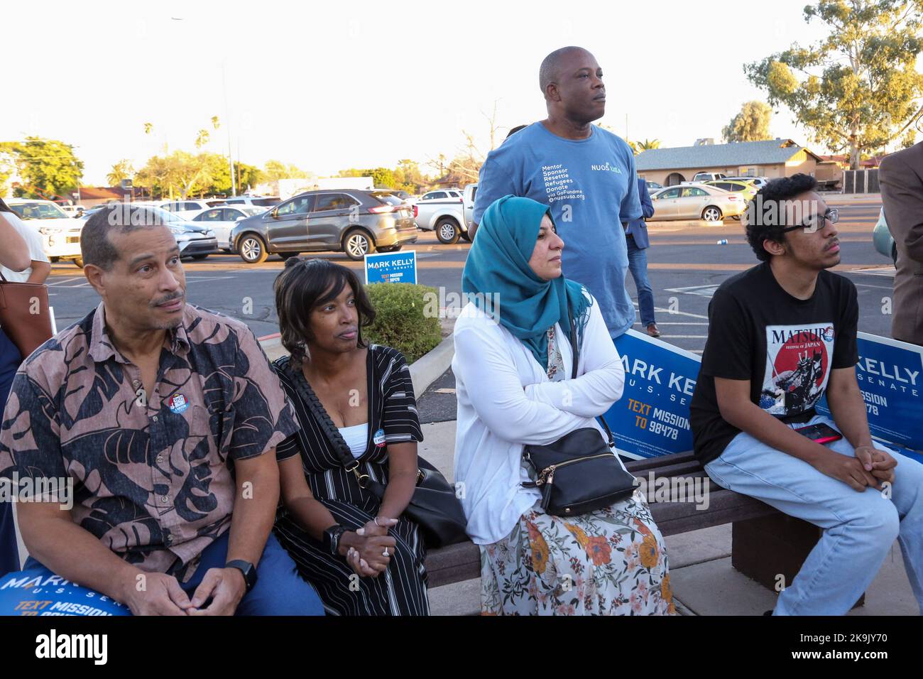 Phoenix, USA . 28th Oct, 2022. Early voters listen to Arizona Senator ...